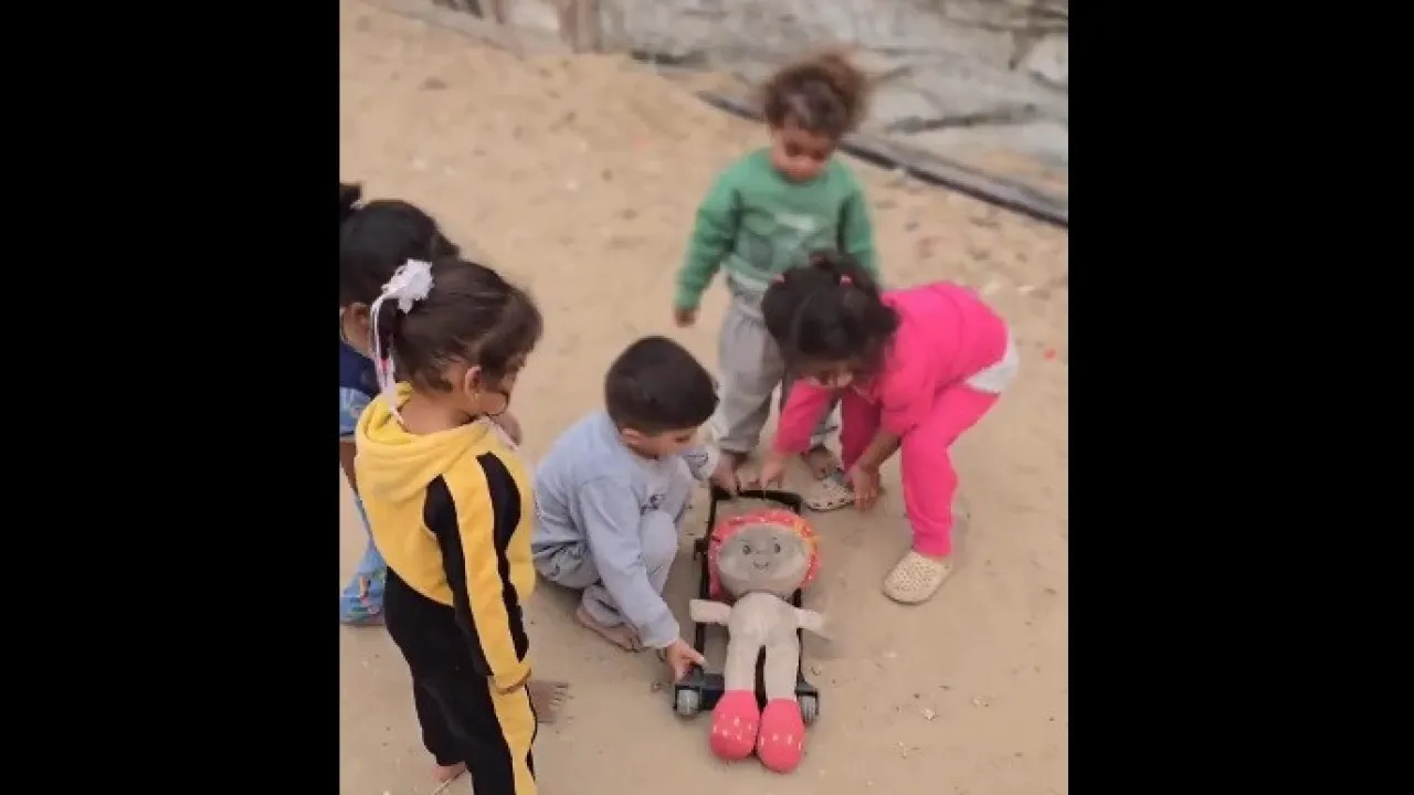 Vídeo de crianças encenando funeral em Gaza viraliza e choca a web ...